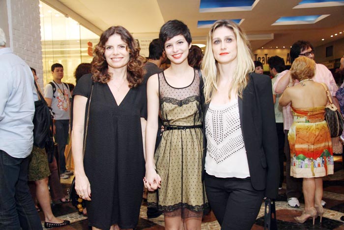 Deborah Bloch vai com a filha à estreia de Marco Nanini - OFuxico