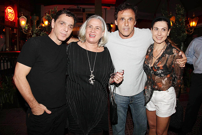 Vera Holtz encontra com amigos, no Rio - OFuxico