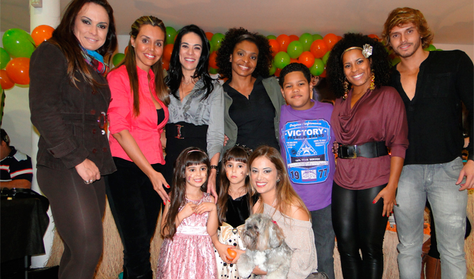 Ex-BBB Janaína e o noivo curtem festa em São Paulo - OFuxico