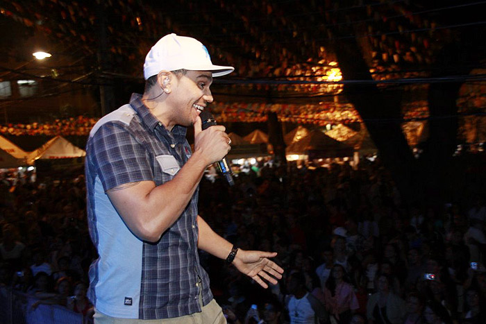 Mc Naldo faz performance e fica de cabeça para baixo em festa julina ...