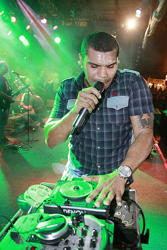 Mc Naldo faz performance e fica de cabeça para baixo em festa julina ...