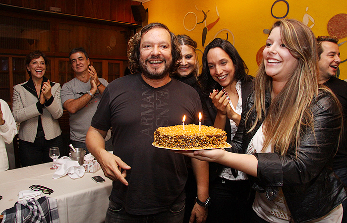 Wolf Maya comemora 58 anos ao lado das filhas e amigos - OFuxico