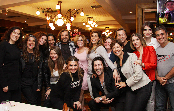 Wolf Maya comemora 58 anos ao lado das filhas e amigos - OFuxico