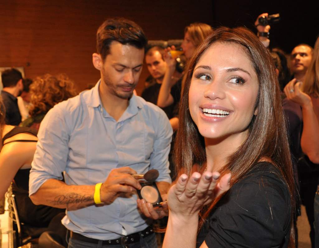 Ex-BBB Maria Melilo corta as madeixas durante desfile na passarela ...