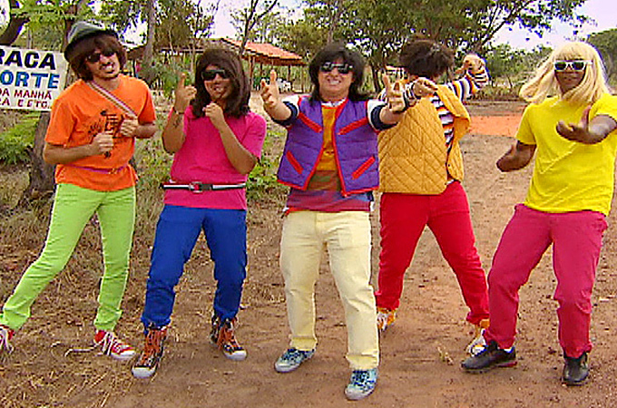 Luciano Huck vira colorido e incorpora o look da banda Restart - OFuxico