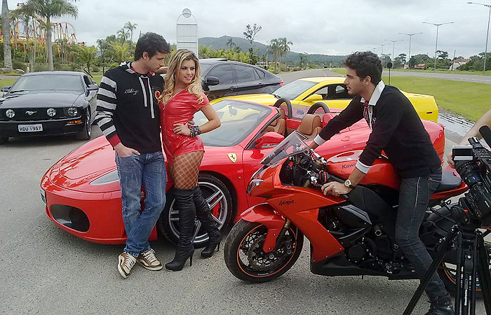 Panicat Babi Rossi posa com Ferrari em ensaio - OFuxico