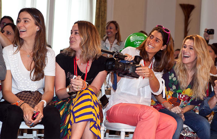 Ingrid Guimarães, Monica Martelli e Cynthia Howlett assistem desfile ...