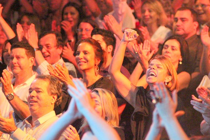 Ivete Sangalo vibra e se emociona na plateia do musical de Tim Maia ...