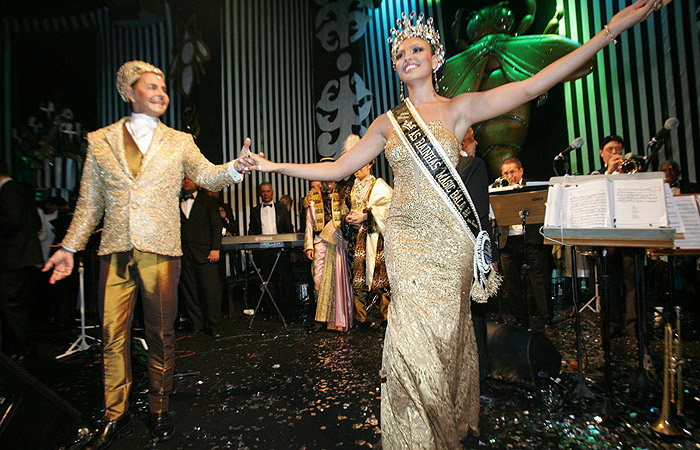Sharon Menezes é coroada Rainha do Baile do Copacabana Palace - OFuxico
