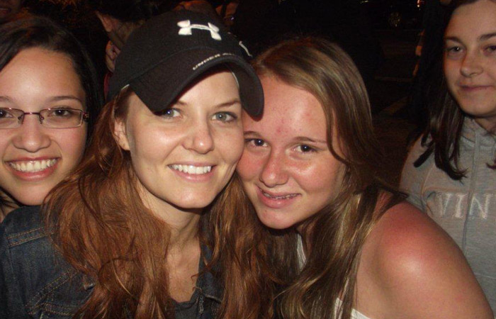 Jennifer Morrison atende fãs sem maquiagem e com visual despojado - OFuxico