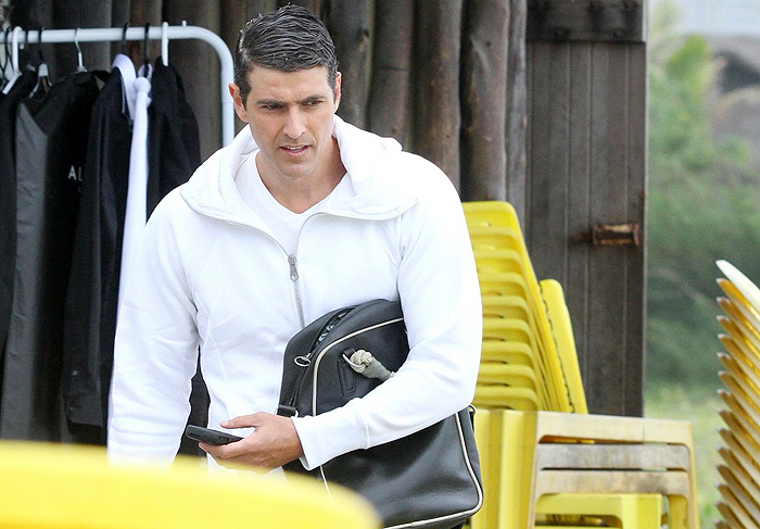 Lindo de viver, Reynaldo Gianecchini fotografa na praia - OFuxico