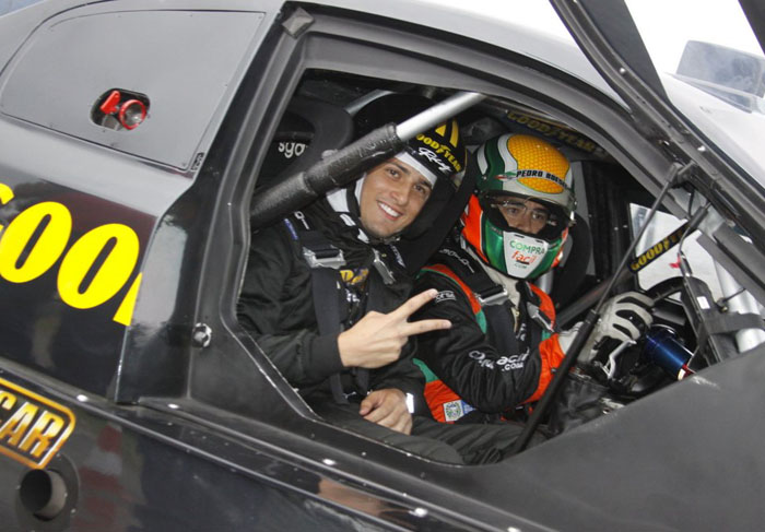 Daniel Rocha e André Luiz Miranda pilotam carro da Stock Car - OFuxico