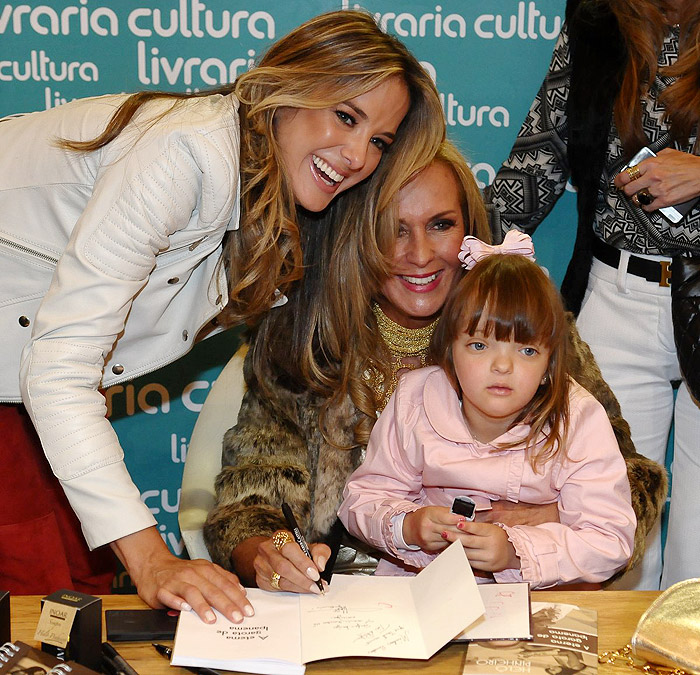 Helô Pinheiro recebe o carinho da filha e da neta no lançamento de sua ...