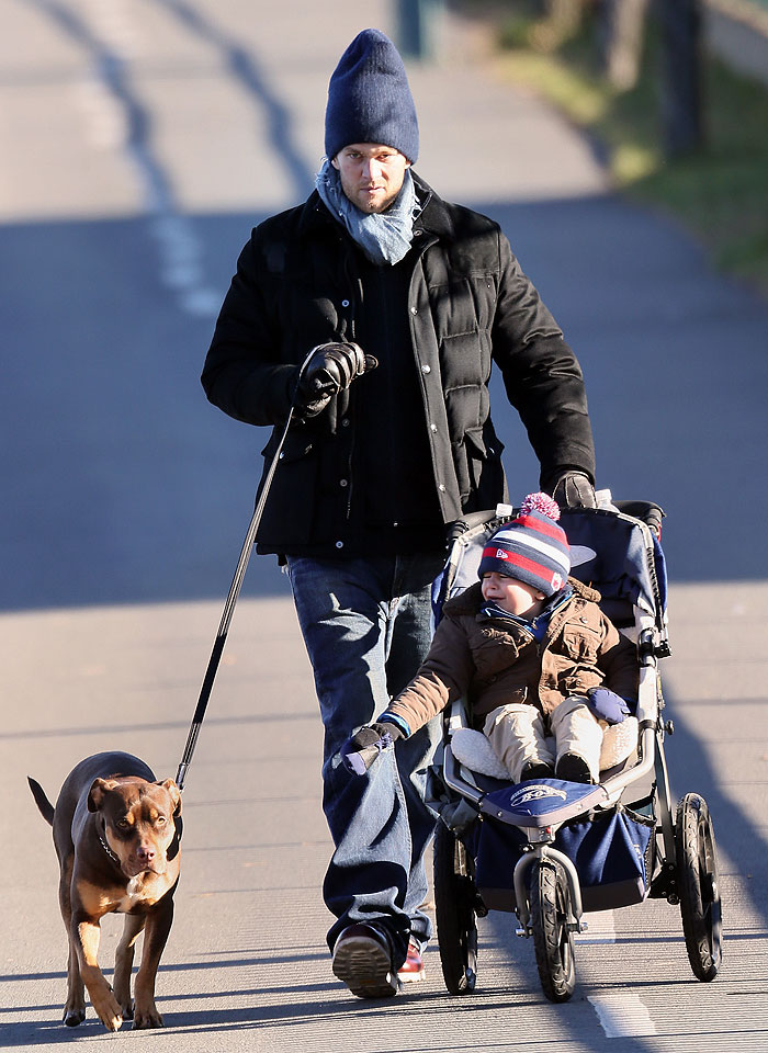 Tom Brady leva o filho Benjamin e a pet Lua para passear - OFuxico