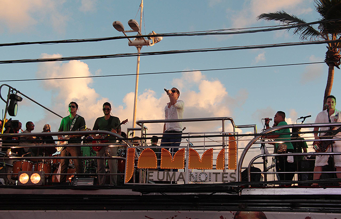 Salvador: Henri Castelli curte show em cima de trio elétrico - OFuxico