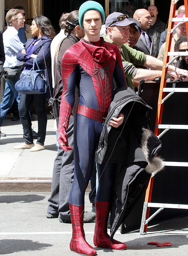 Andrew Garfield é clicado com a roupa do Homem-Aranha, em NY - OFuxico