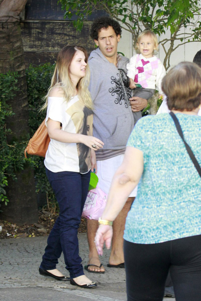 Carolinie Figueiredo almoça com Guga Coelho e sua filha - OFuxico