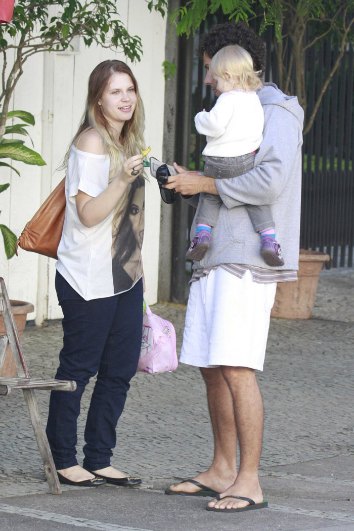 Carolinie Figueiredo almoça com Guga Coelho e sua filha - OFuxico