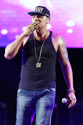 Naldo dança e requebra em show no Rio de Janeiro - OFuxico