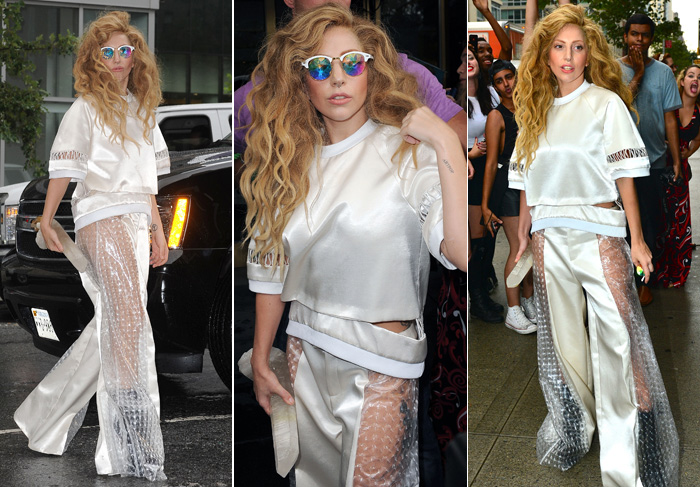 Lady Gaga promove seu single de roupa transparente - OFuxico