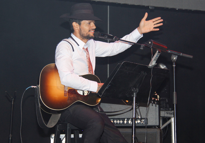 Ex-Menudo Draco Rosa faz show em Los Angeles - OFuxico