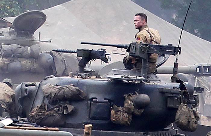 Brad Pitt opera arma de tanque de guerra em set de filmagem - OFuxico