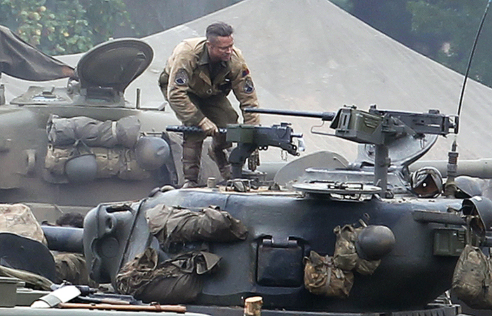 Brad Pitt opera arma de tanque de guerra em set de filmagem - OFuxico
