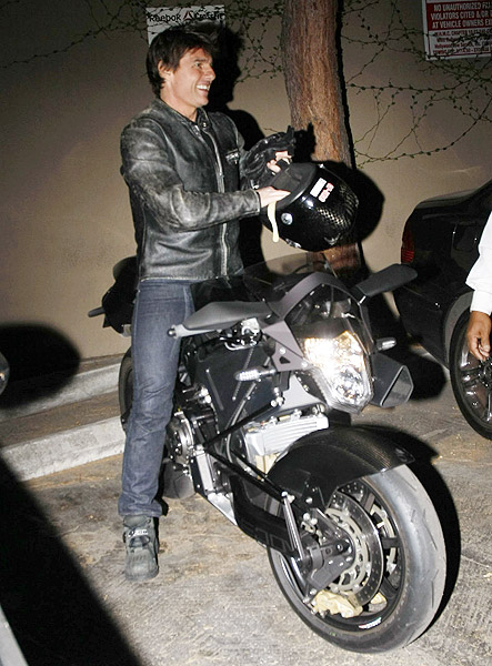 Tom Cruise encarna o estilo motoqueiro e anda sob duas rodas - OFuxico