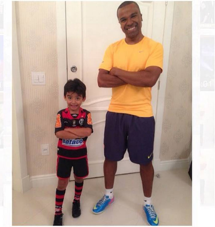 Alexandre Pires e o filho posam fardados para jogo de futebol - OFuxico