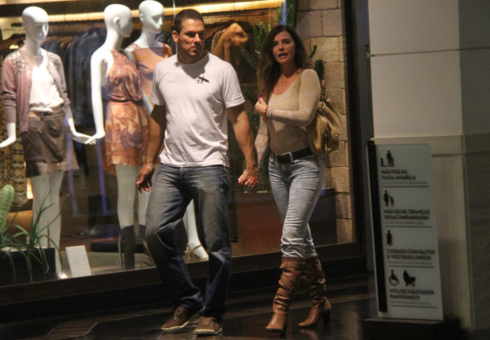 Luma de Oliveira circula com o namorado em shopping carioca - OFuxico