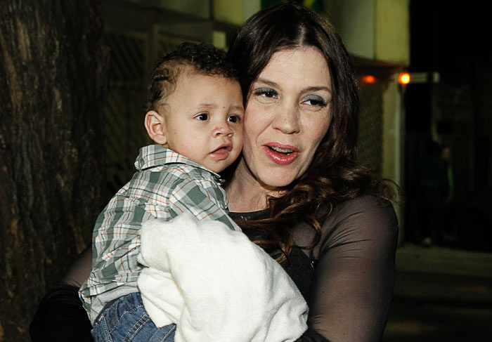 Simony comemora aniversário rodeada dos filhos e do namorado - OFuxico