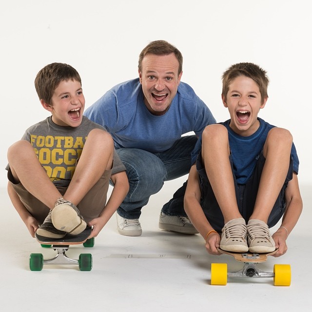 Rubinho Barrichello posa com os filhos para campanha - OFuxico