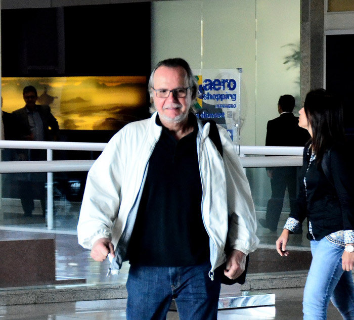 Tato Gabus Mendes viaja em manhã fria no Rio de Janeiro - OFuxico