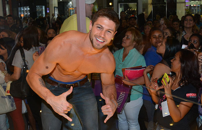 Só de sunga, ex-BBB Jonas Sulzbach ganha elogios em evento - OFuxico