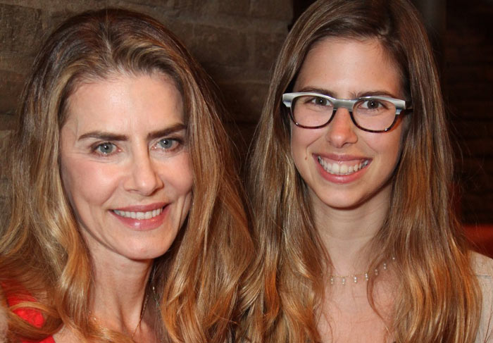 Em noite de apresentação, Maitê Proença recebe o carinho da filha - OFuxico