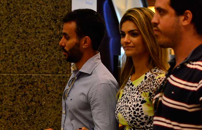 De vestido curto e salto alto, Kelly Key passeia com o marido em ...