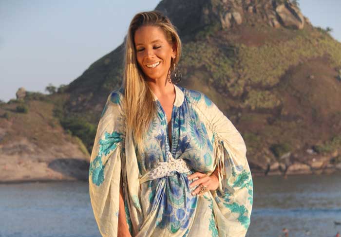 Danielle Winits faz ensaio fotográfico na praia da Reserva - OFuxico