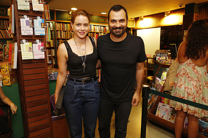 Maria Ribeiro lança livro e recebe colegas de Império. Veja as fotos ...