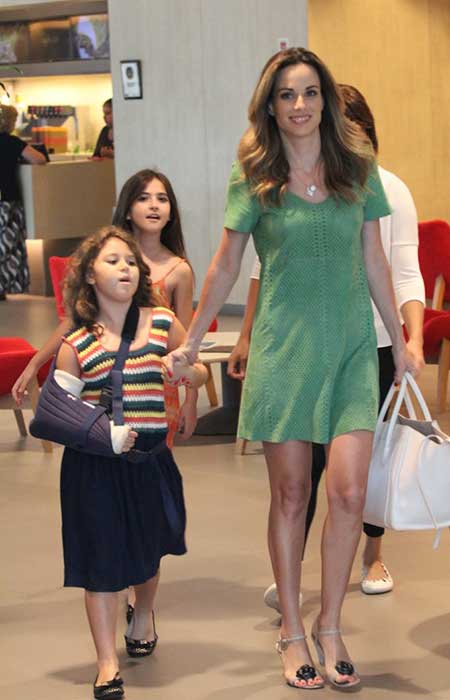 Ana Furtado passeio com a filha, Isabella, em shopping carioca - OFuxico