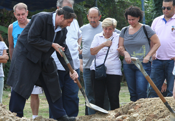 Corpo de Elias Gleizer é sepultado, no Rio - OFuxico