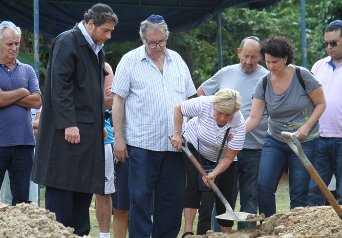 Corpo de Elias Gleizer é sepultado, no Rio - OFuxico