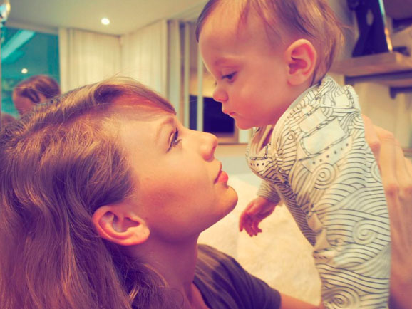 Maternidade? Taylor Swift mostra que leva jeito com bebês - OFuxico