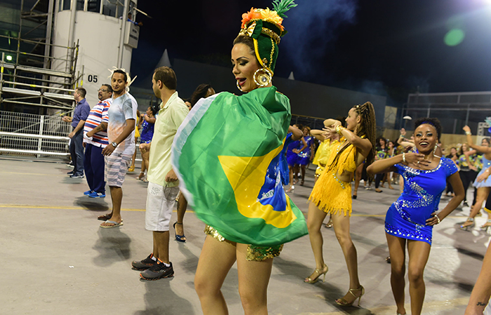 Sensual, Ju Isen quase mostra demais em decote ousado - OFuxico