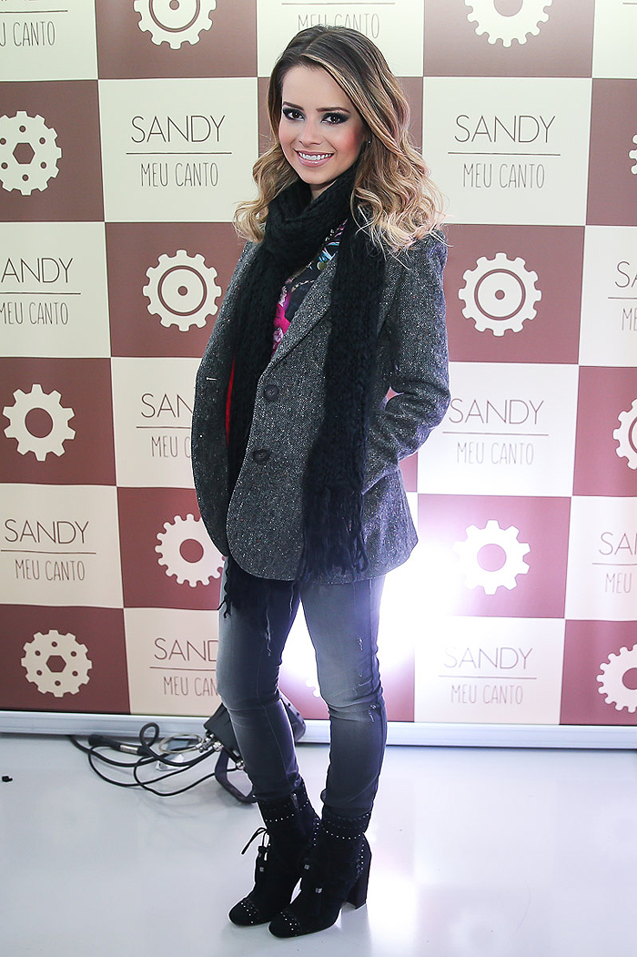 Sandy posa toda agasalhada antes de se apresentar em teatro - OFuxico
