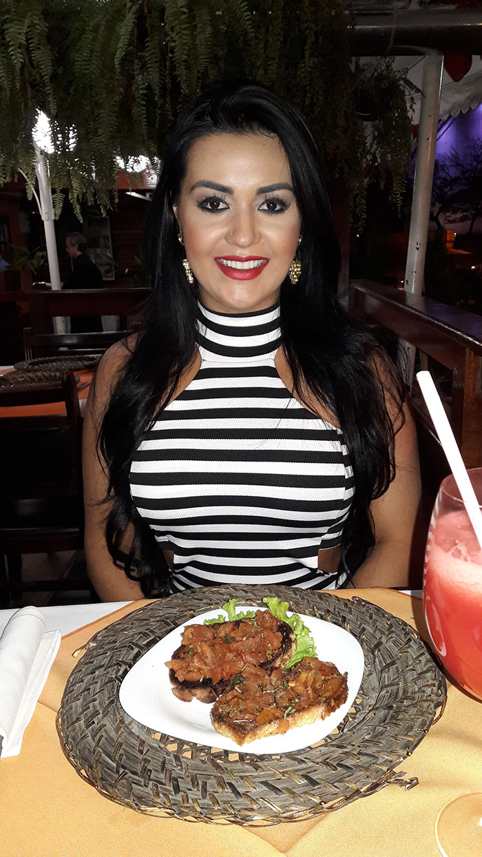 Carla Reis, do Encrenca, janta em São Paulo - OFuxico