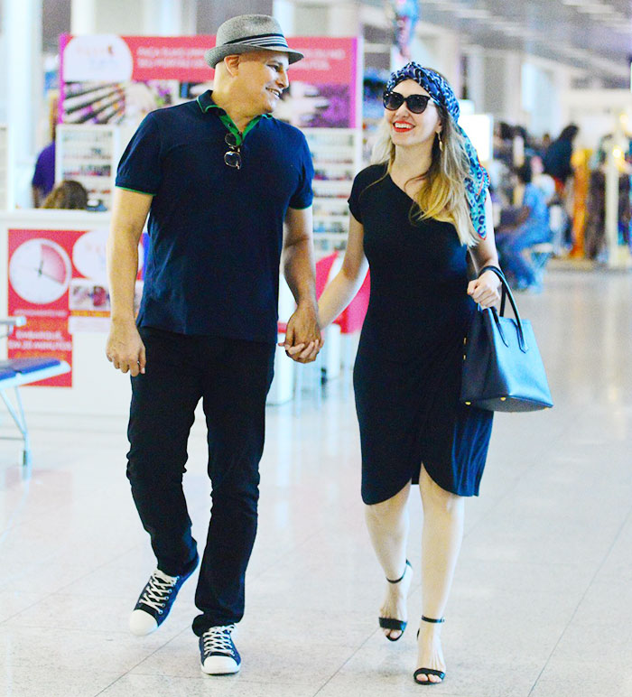 Sorridente, Edson Celulari embarca com namorada em aeroporto - OFuxico