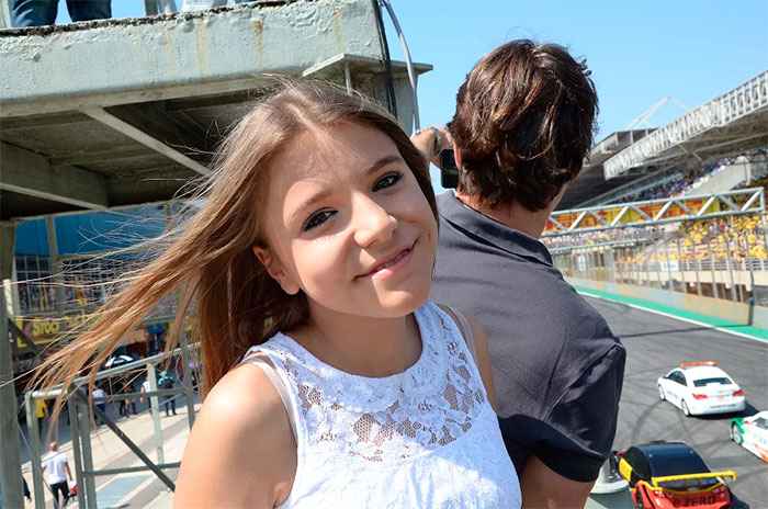 Giulia Nassa canta hino nacional na Stockcar - OFuxico