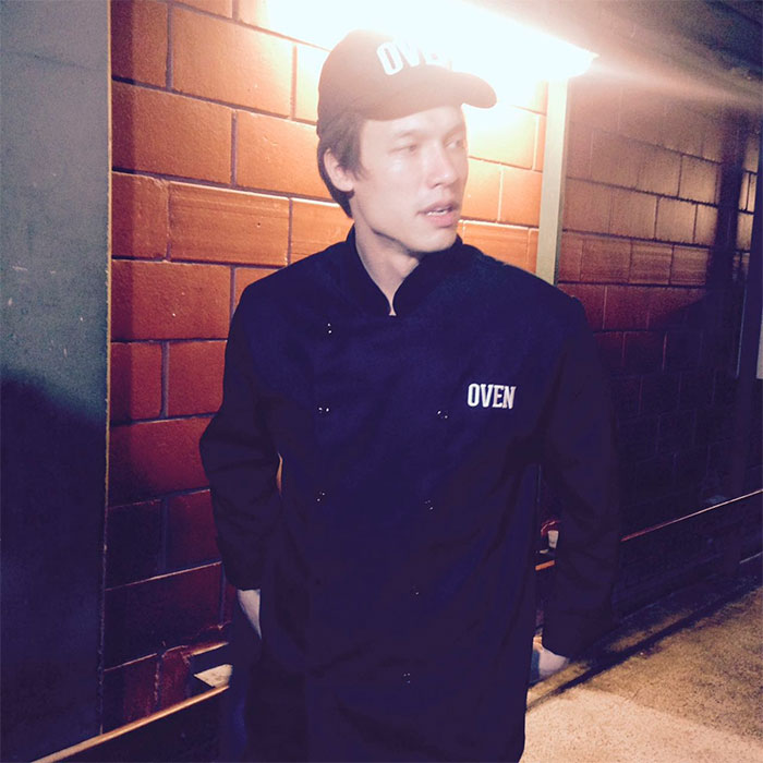 Campeão do Masterchef, Léo Young prepara pizzas em evento - OFuxico