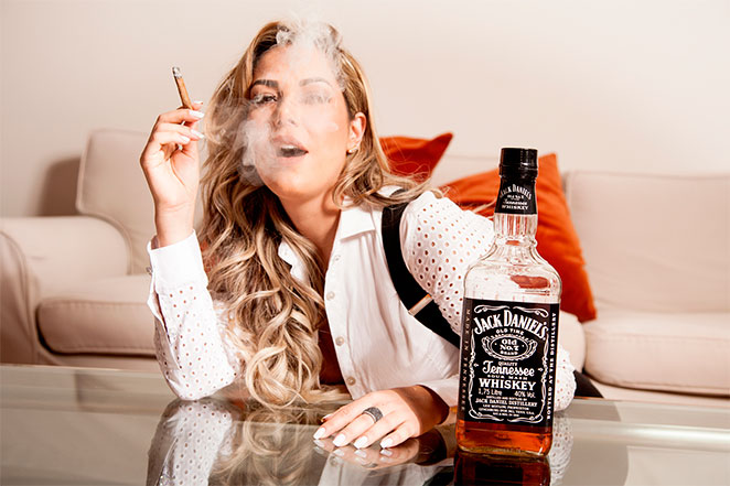 Gil Jung faz ensaio inspirado em personagem de série - OFuxico