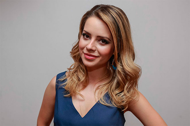 Com decote, Sandy atende fãs em evento - OFuxico